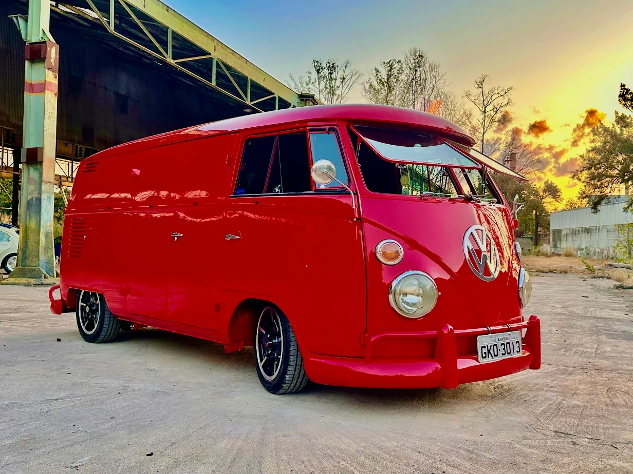 kombi furgão vermelha: estilo e versatilidade sobre quatro rodas